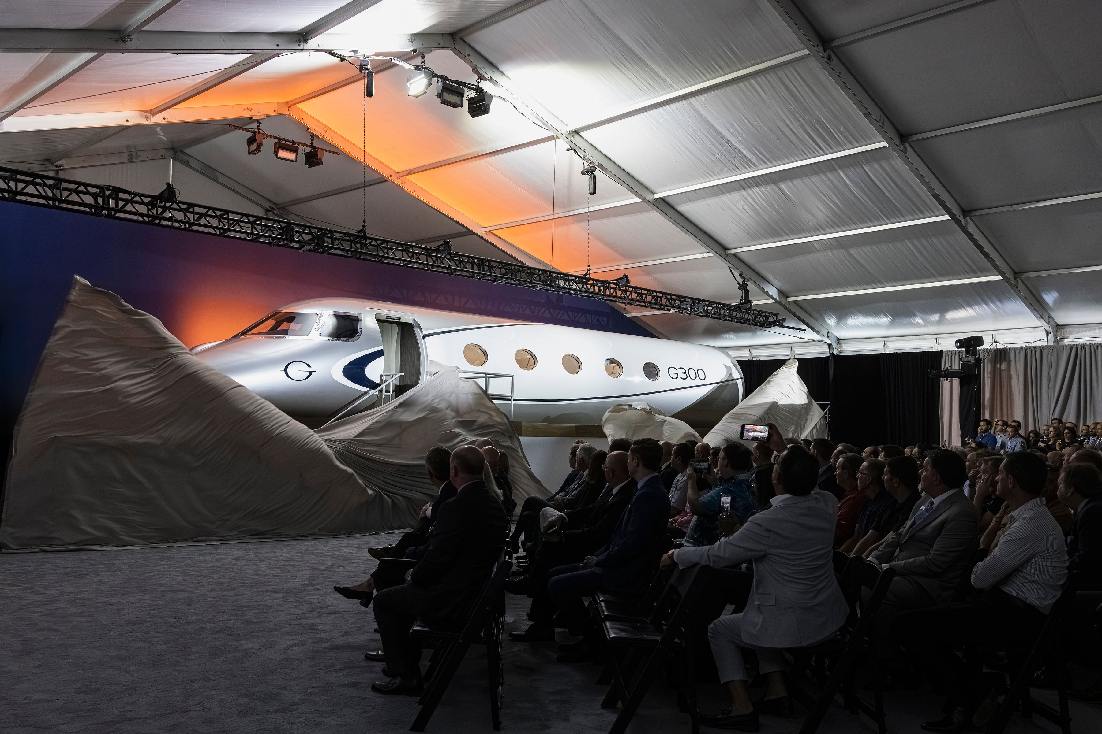 Gulfstream’s New G300 Super-Mid Completed Its First Flight on Friday ...